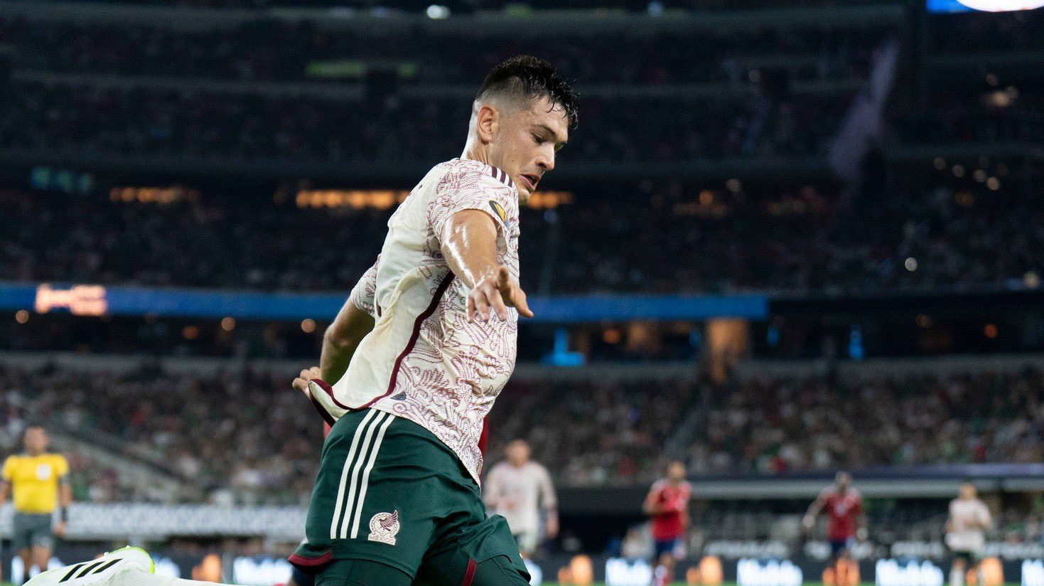 César Montes debuta con victoria en la Copa Oro