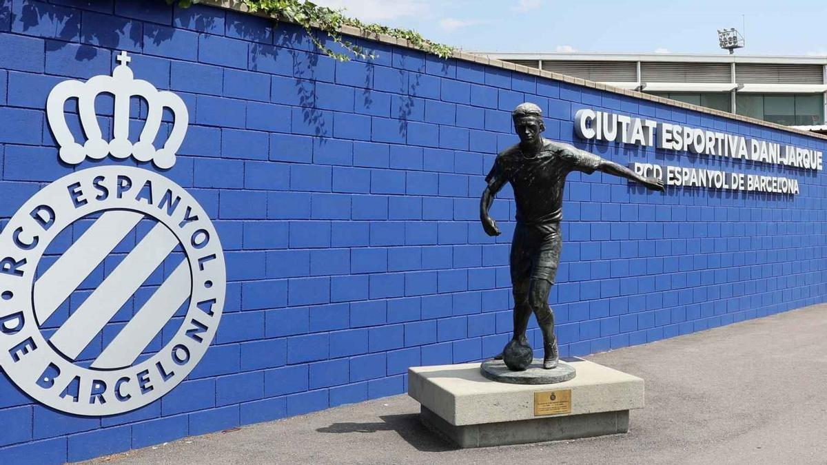 La estatua de Dani Jarque en la Ciudad Deportiva cambia de ubicación