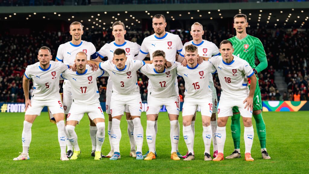 INTERNACIONALES | Ivan Hašek prescinde de Alex Král en el empate sin ...